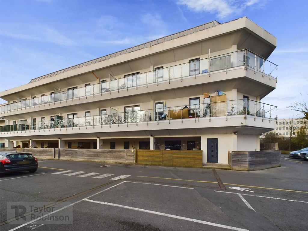 Three Bridges, Crawley 2 bed apartment - £300,000