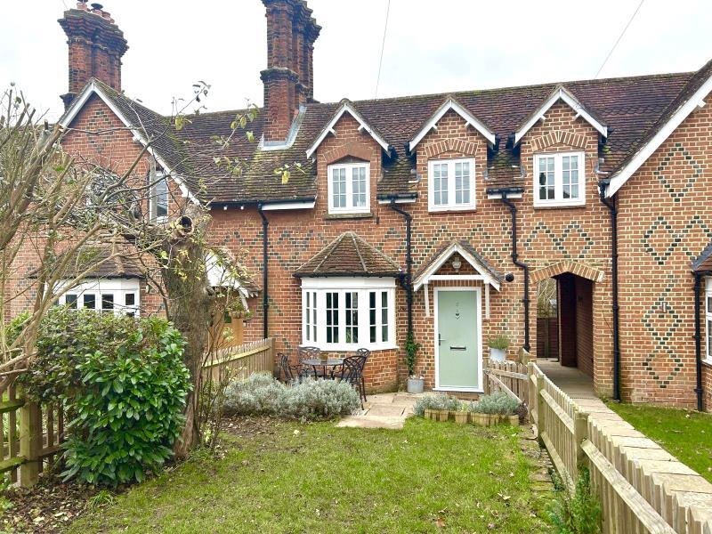 Old Merrow Street, Guildford GU4 2 bed terraced house - £2,200 pcm (£ ...