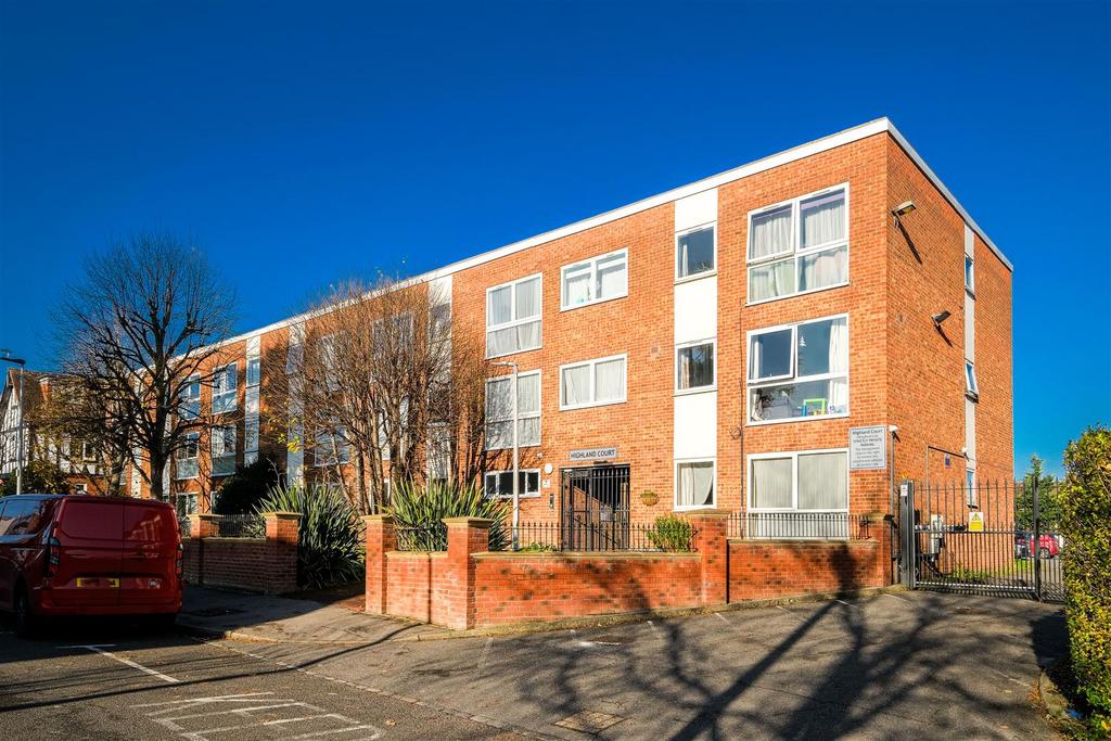 Gordon Road, London 2 bed flat for sale - £275,000