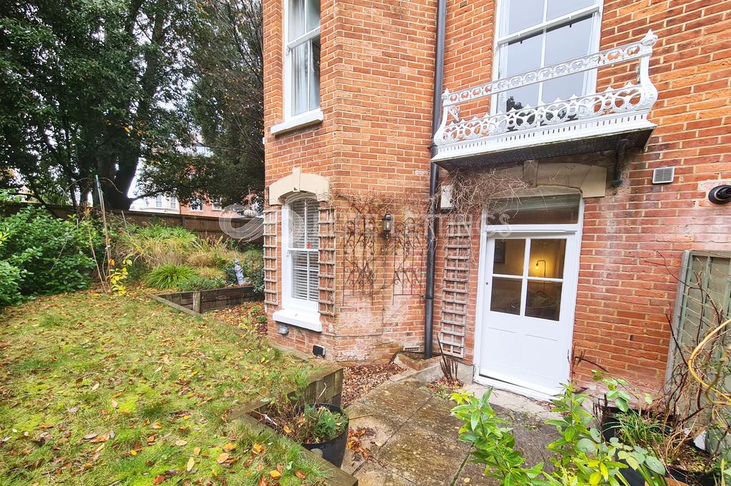 16 Durley Chine Road, Bournemouth BH2 2 bed flat - £1,400 pcm (£323 pw)