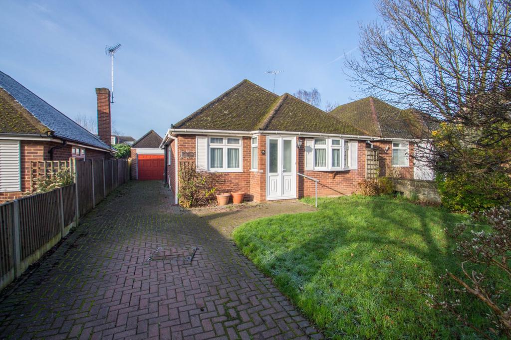 Glenavon Close, Claygate, KT10 3 bed detached bungalow - £700,000