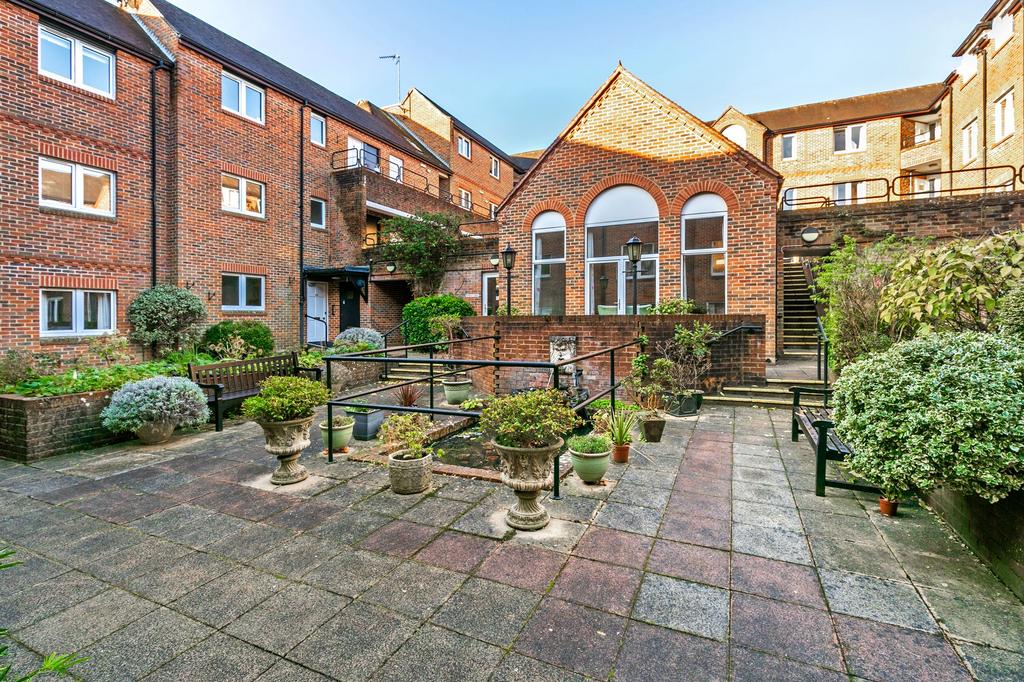 St. Swithun Street, Winchester, SO23 2 bed flat - £295,000