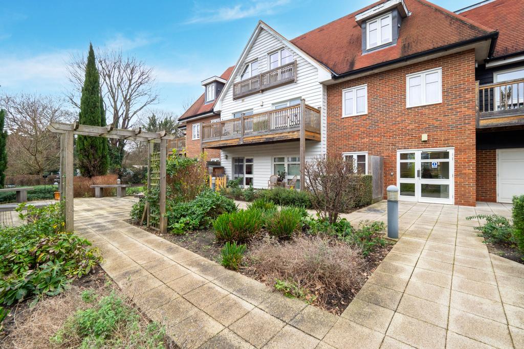 Pond Hill Gardens, Sutton SM3 2 bed apartment for sale - £425,000
