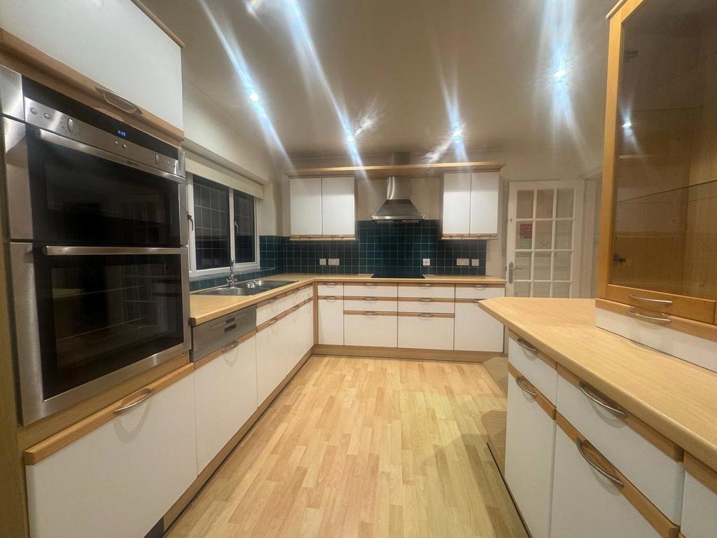 Masons Bridge Road, Redhill, Surrey, RH1 4 bed detached house - £2,100 ...