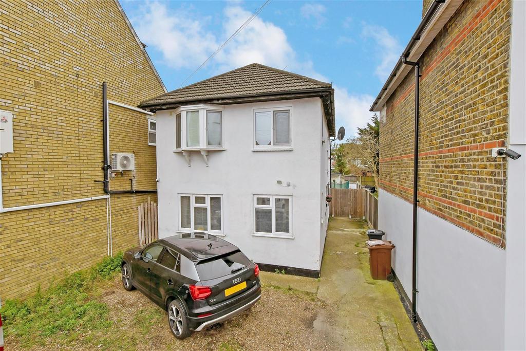 Whalebone Lane North, Romford, Essex 2 bed ground floor flat - £300,000