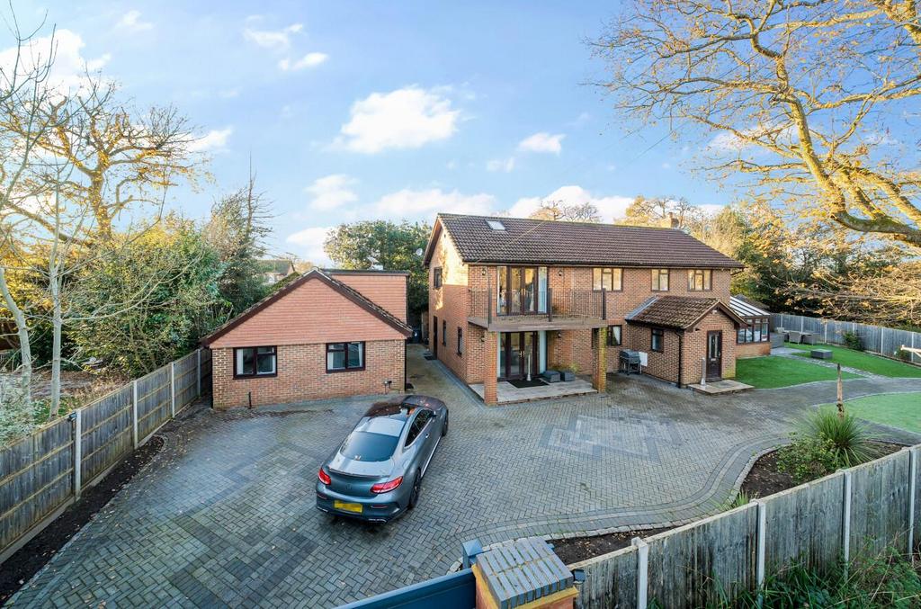 Moulsham Copse Lane, Yateley GU46 6 bed detached house - £1,200,000