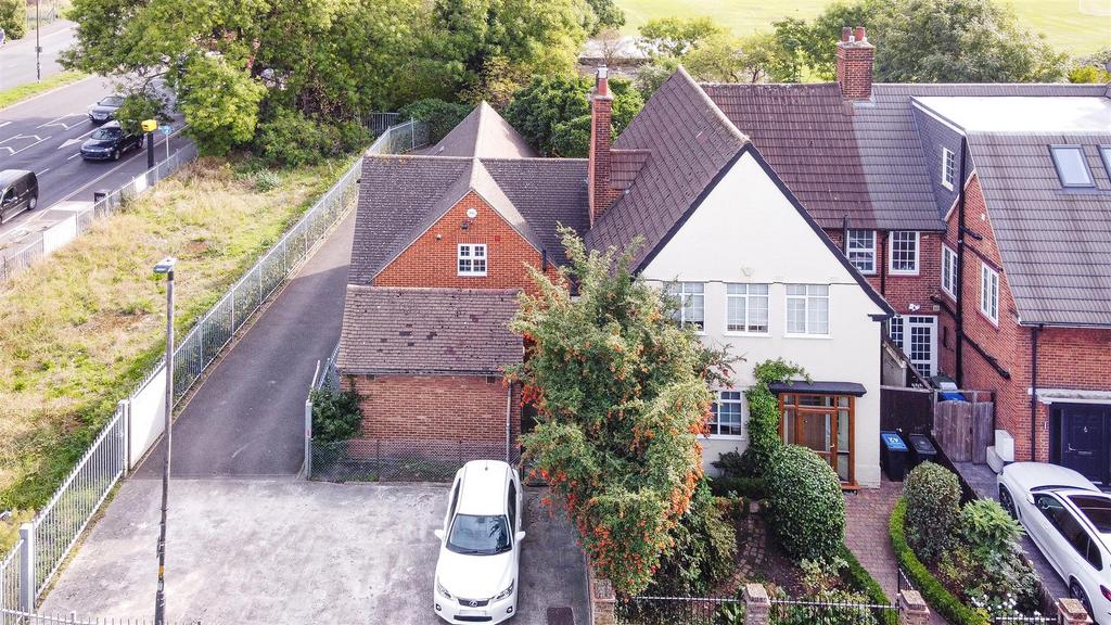 Grand Drive, Raynes Park SW20 5 bed end of terrace house for sale - £ ...