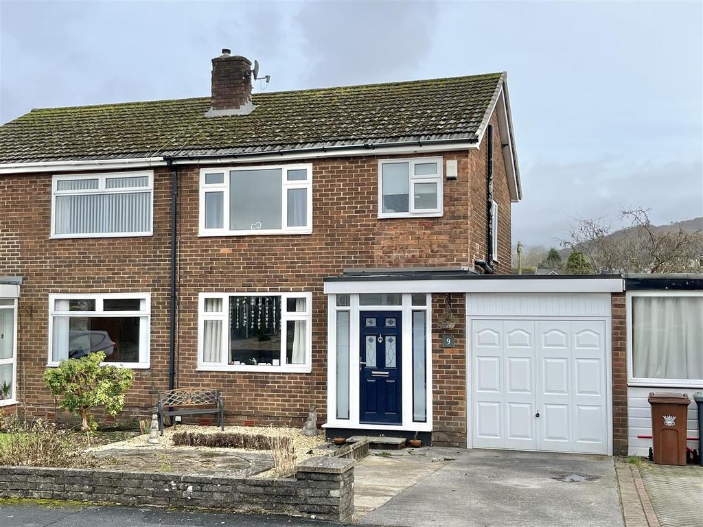 Ridge Close, Hadfield, Glossop 3 bed semi-detached house - £295,000