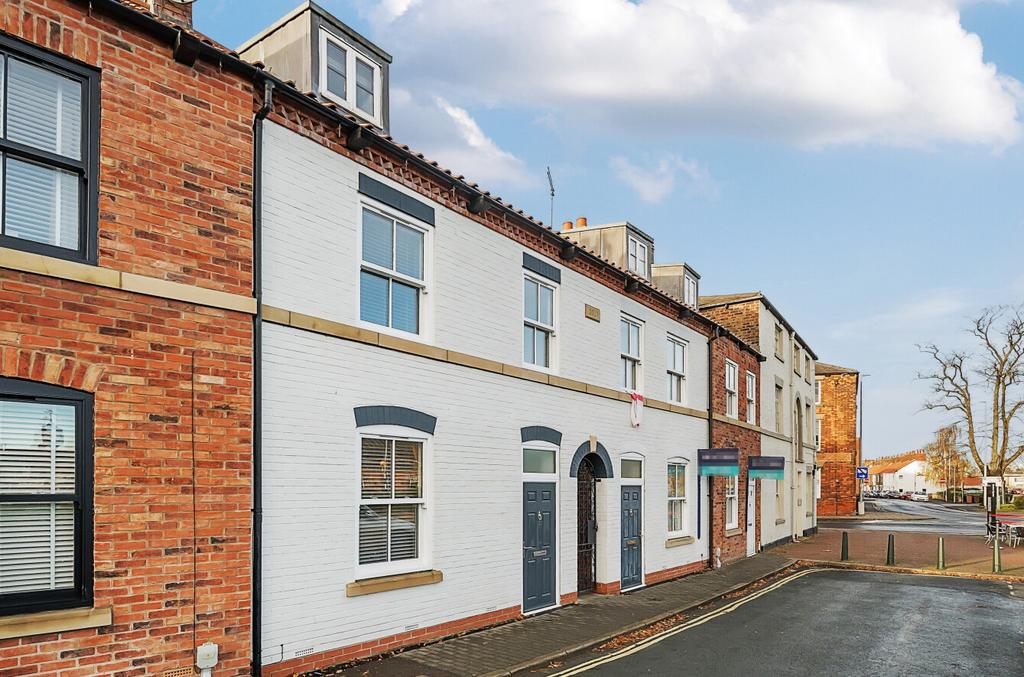 Trinity Lane, Beverley, HU17 3 bed terraced house - £285,000