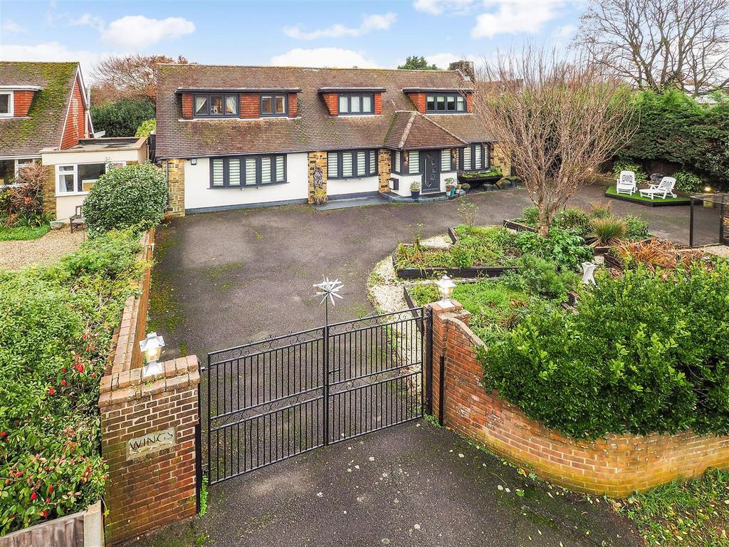 Chestnut Walk, Tangmere 5 bed detached house - £825,000