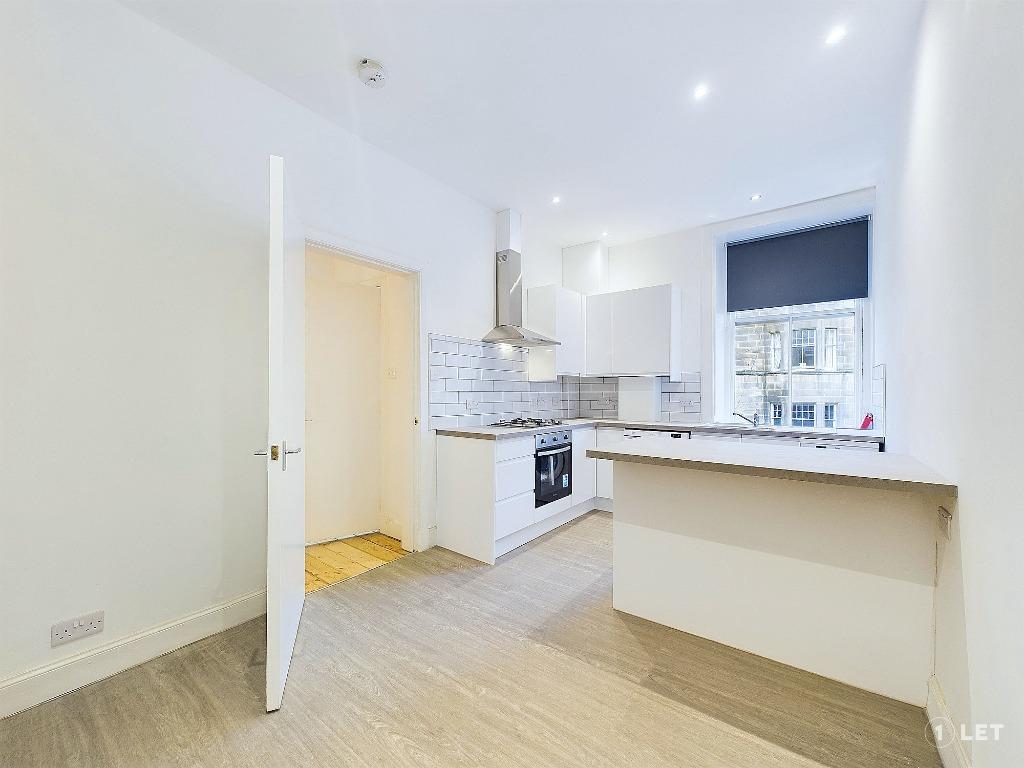 Great Junction Street, Leith... 2 bed flat - £1,250 pcm (£288 pw)