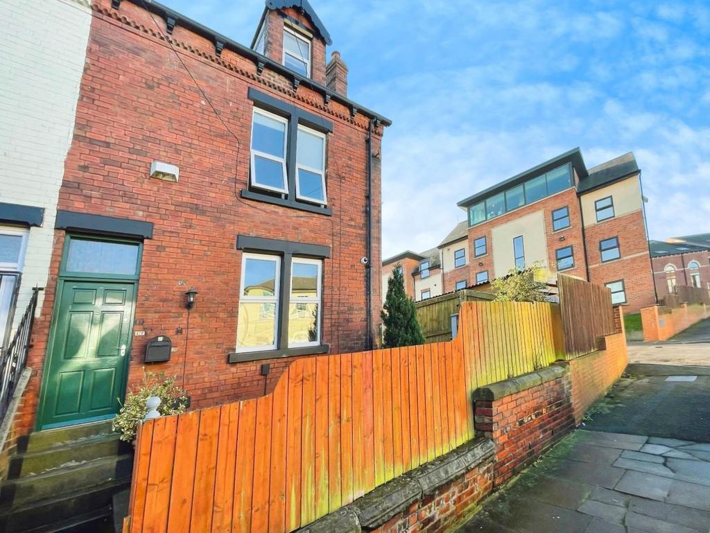 Athlone Grove, Leeds 4 bed end of terrace house - £223,000