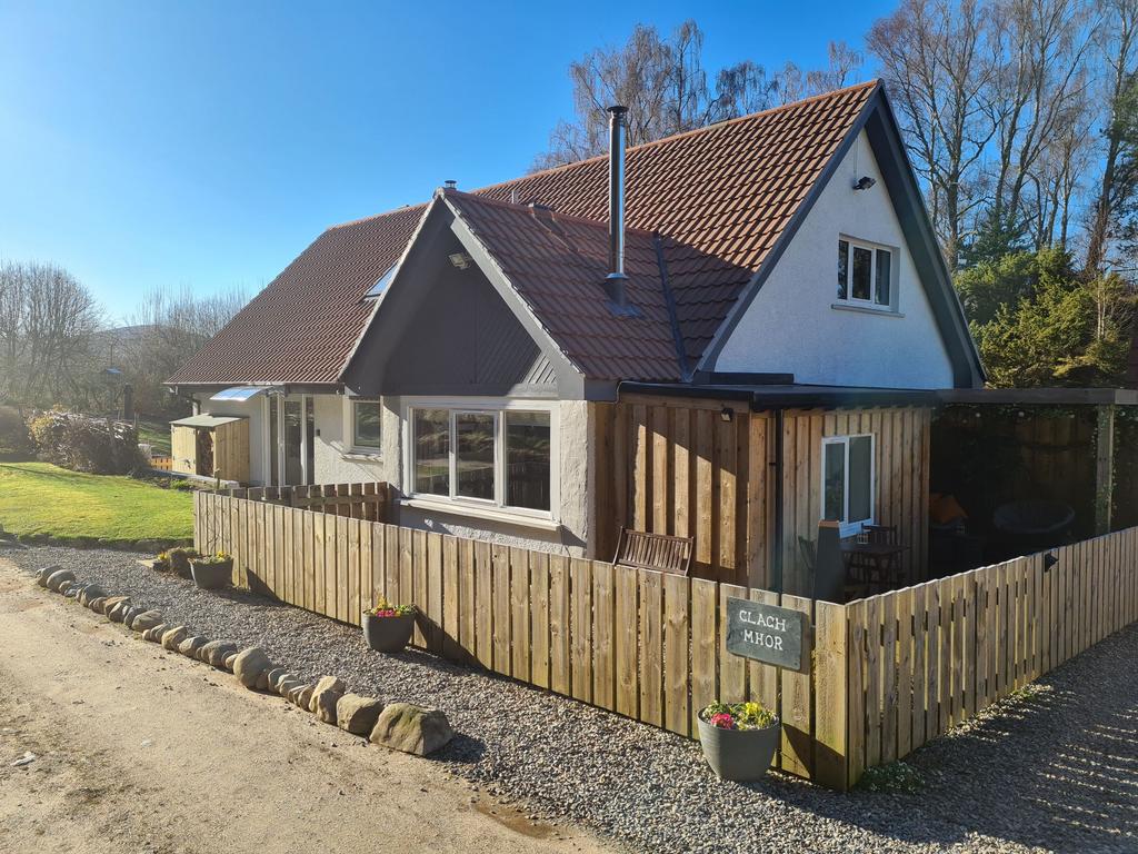 Clach Mhor, Dalnavert, Feshie Bridge... 4 bed detached house - £2,200 ...