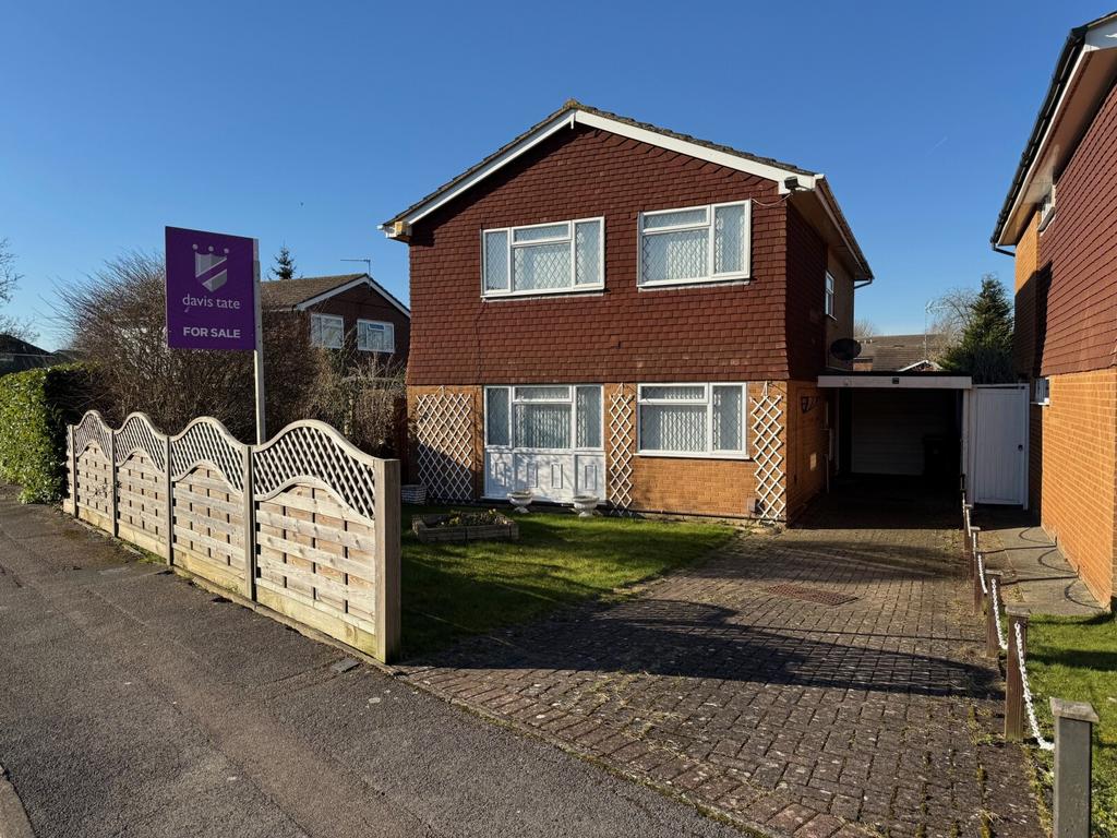 Chiltern Drive, Reading RG10 4 bed detached house - £625,000