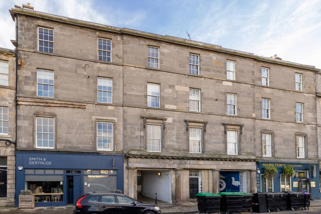 22/1 Hamilton Place, Edinburgh, EH3 5AU 3 bed flat - £395,000
