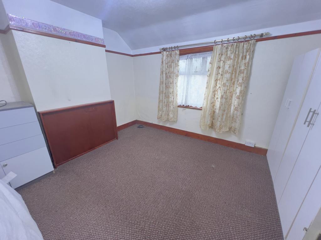 Bedford Avenue, Hayes, UB4 3 bed terraced house - £2,400 pcm (£554 pw)