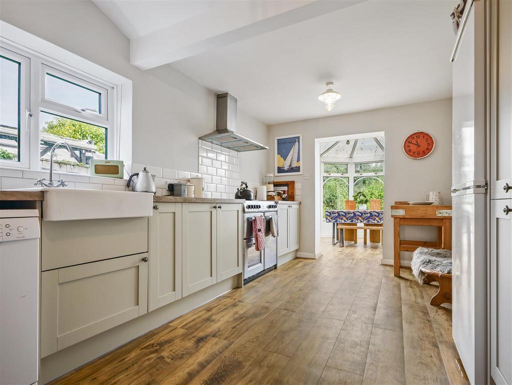May Avenue, Lymington SO41 2 bed semi-detached house - £380,000