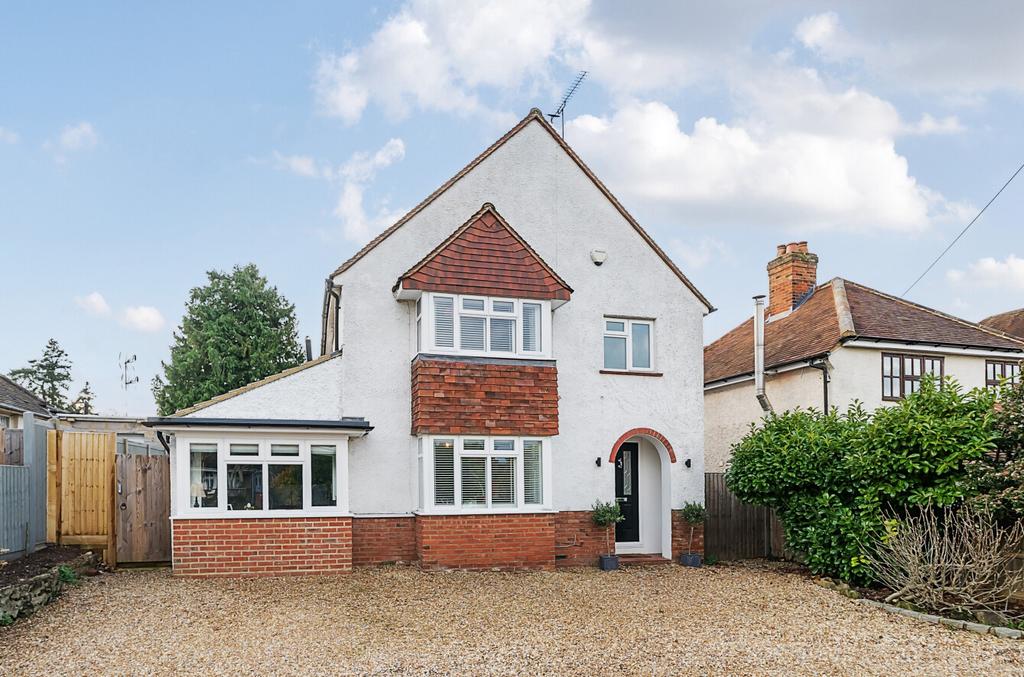 Green Lane, Farnham, Surrey, GU9 4 bed detached house for sale - £875,000