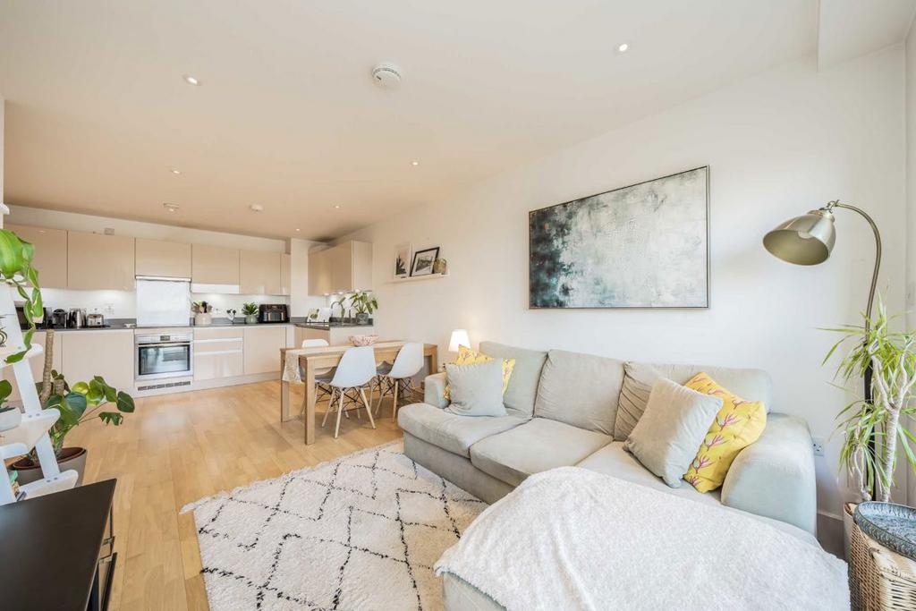 Streatham High Road, London SW16 2 bed flat - £450,000
