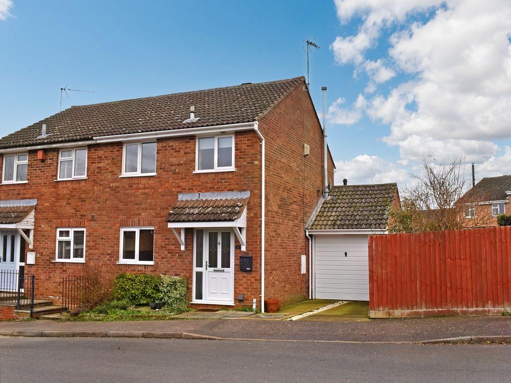 Windsor Close, Towcester, NN12 3 bed semi-detached house - £1,200 pcm ...