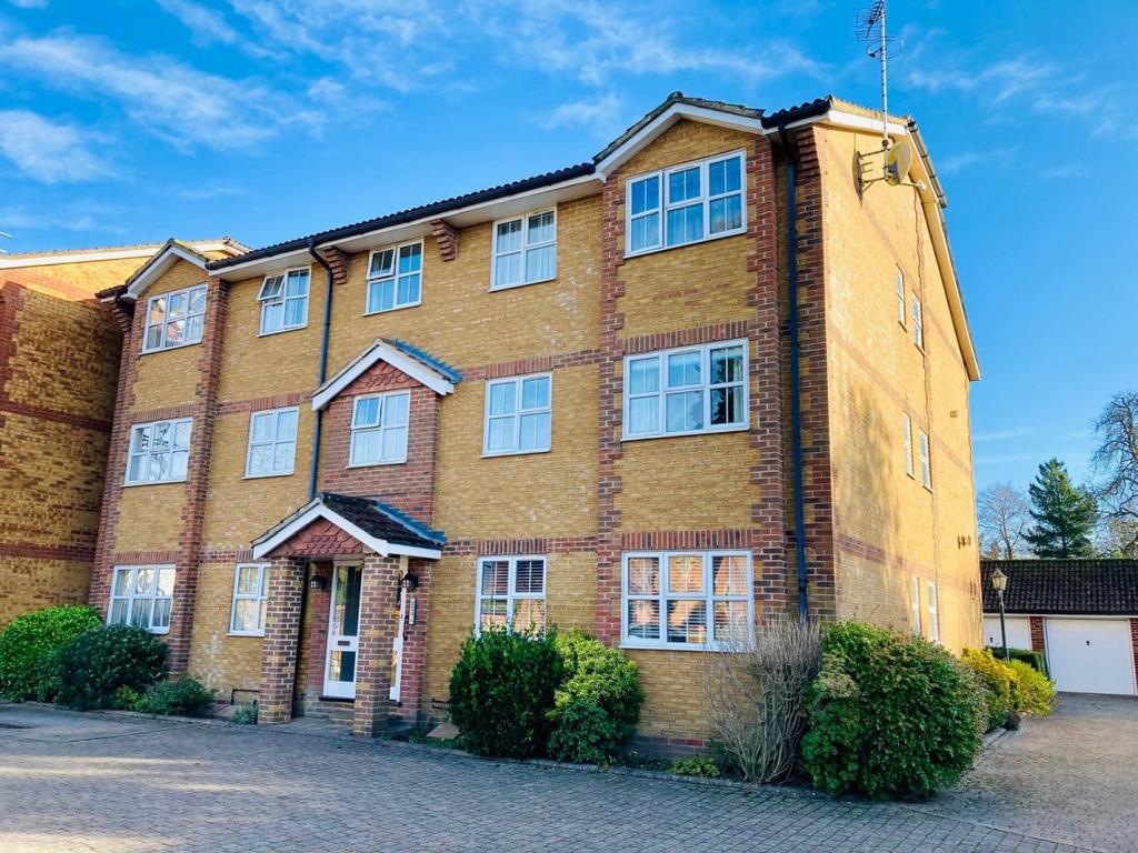 Rushams Road, Horsham 2 bed apartment - £1,500 pcm (£346 pw)