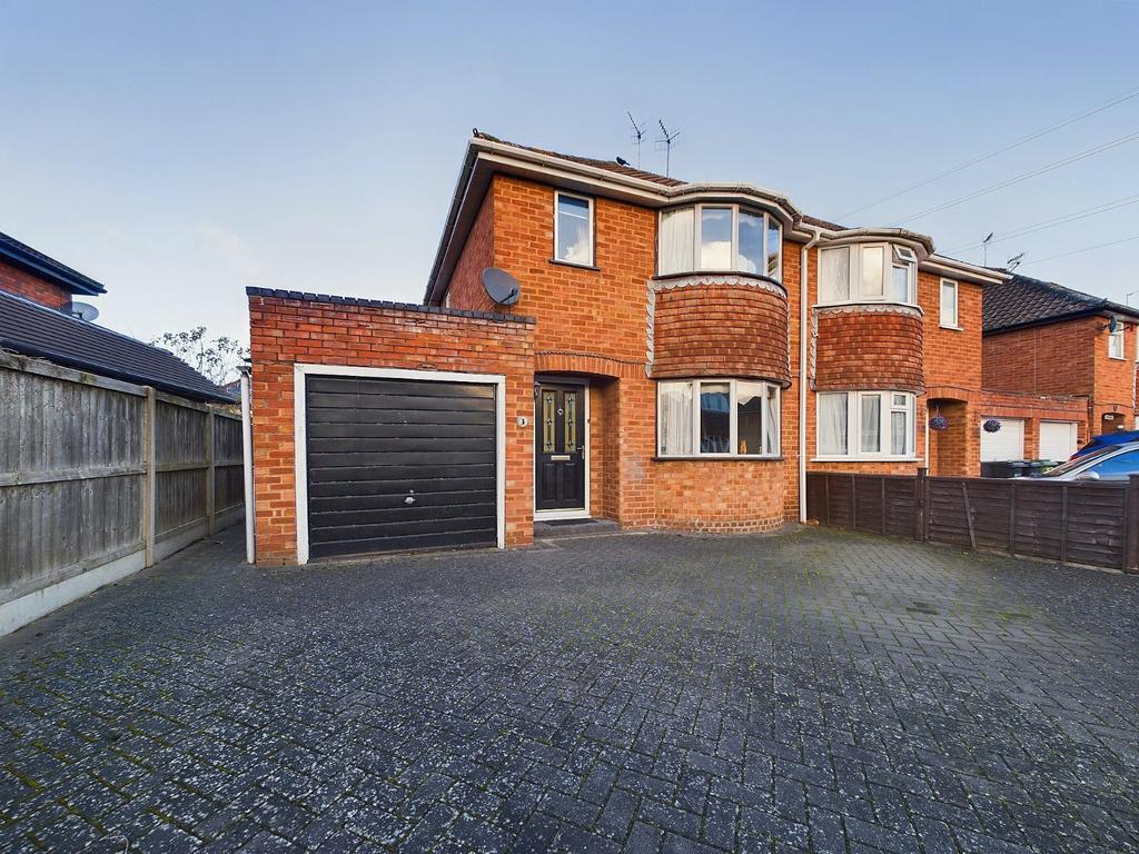 Melrose Close, Worcester... 3 bed semi-detached house - £280,000