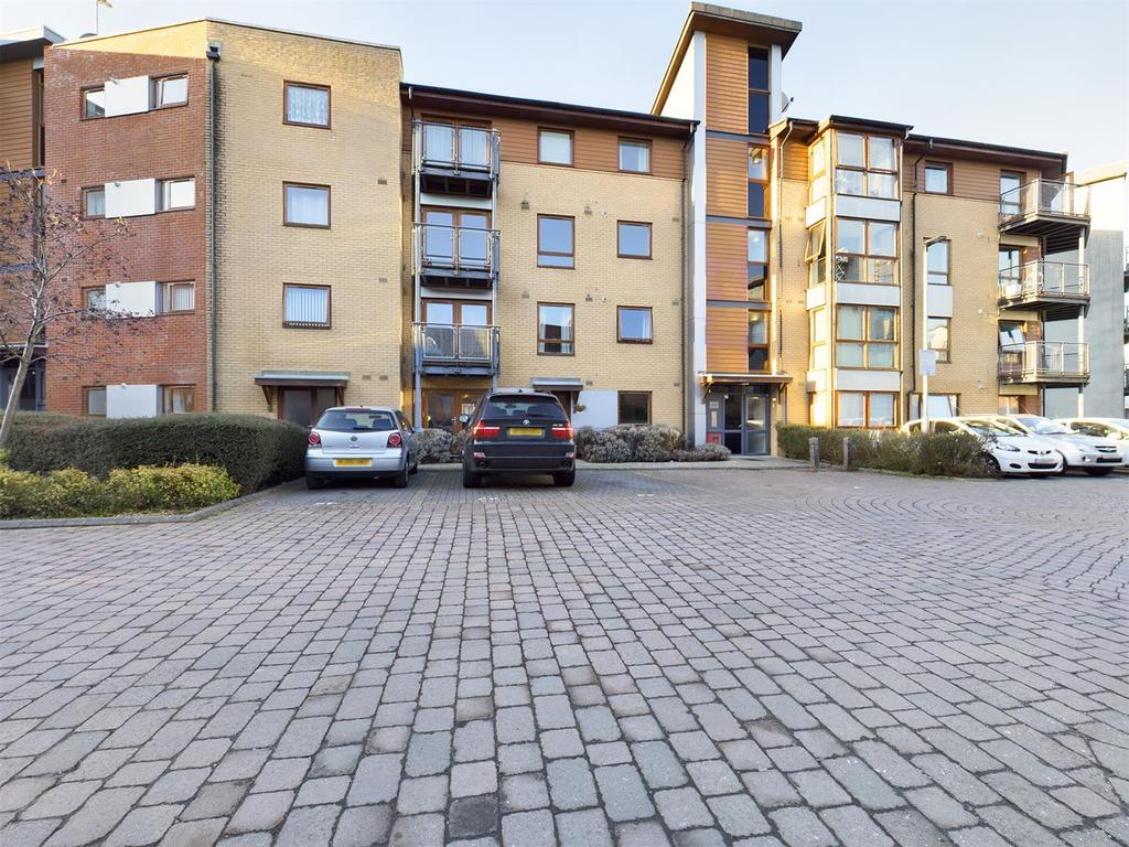 Finlay Court, Commonwealth Drive... 2 bed flat - £1,500 pcm (£346 pw)