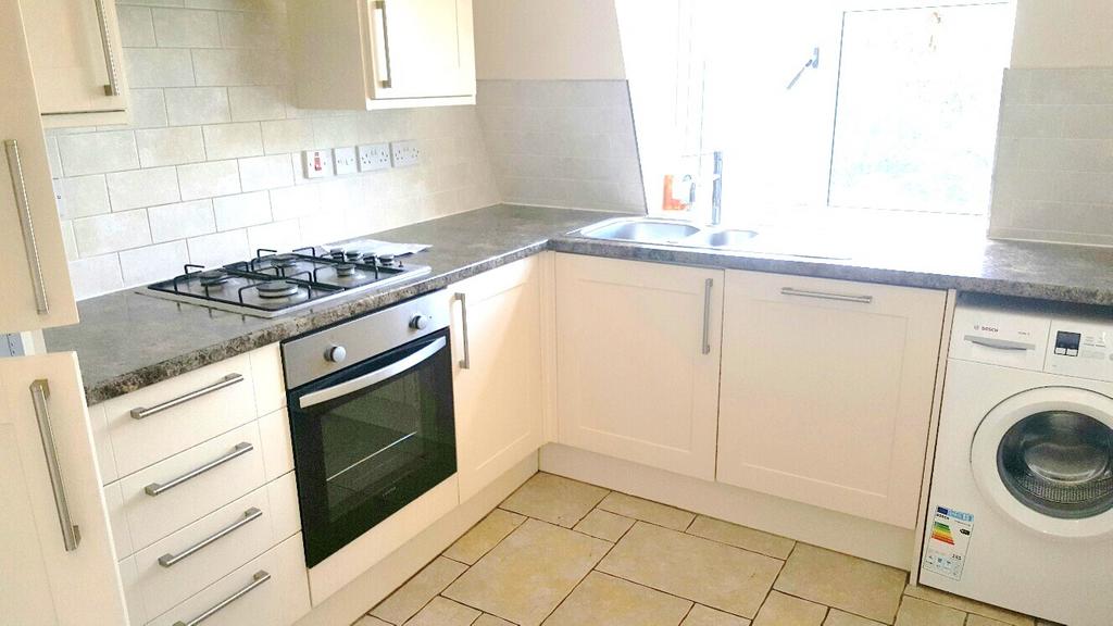 St. Stephens Road, Enfield EN3 2 bed flat - £1,650 pcm (£381 pw)