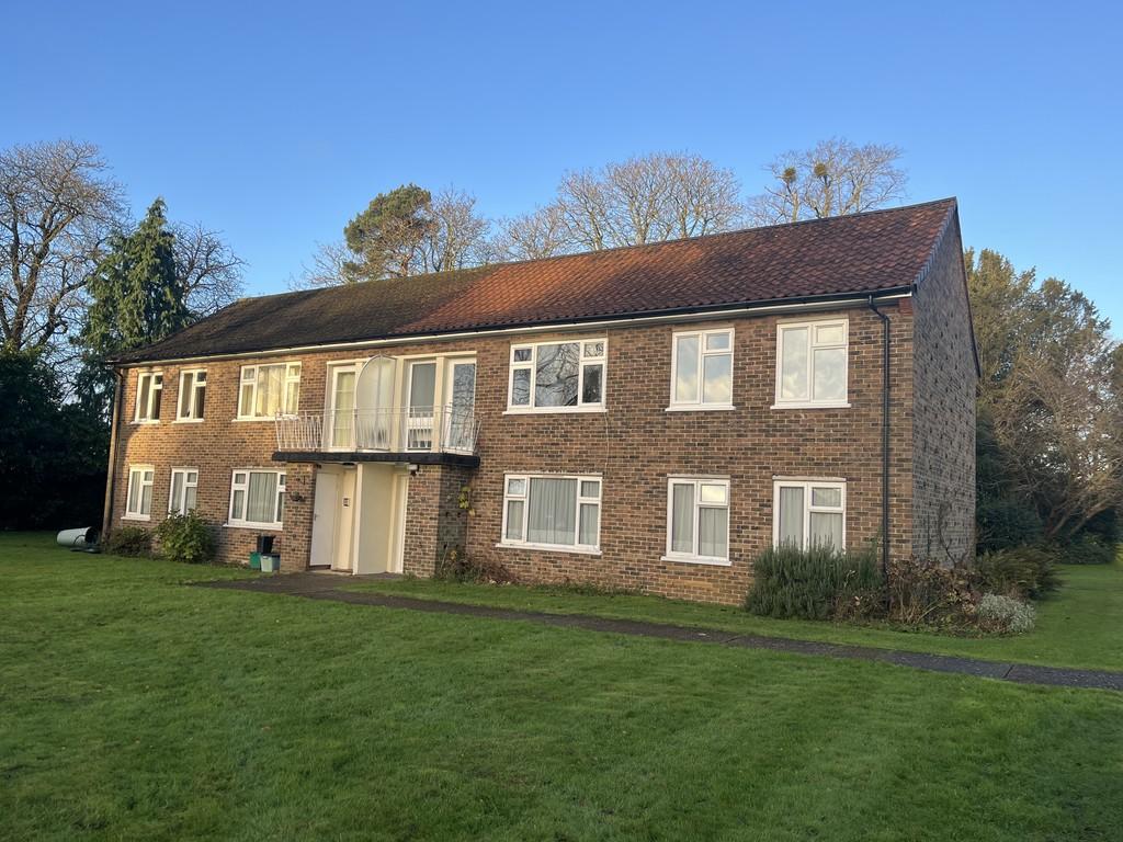 Sanderstead Court, Addington Road 2 bed maisonette - £1,650 pcm (£381 pw)