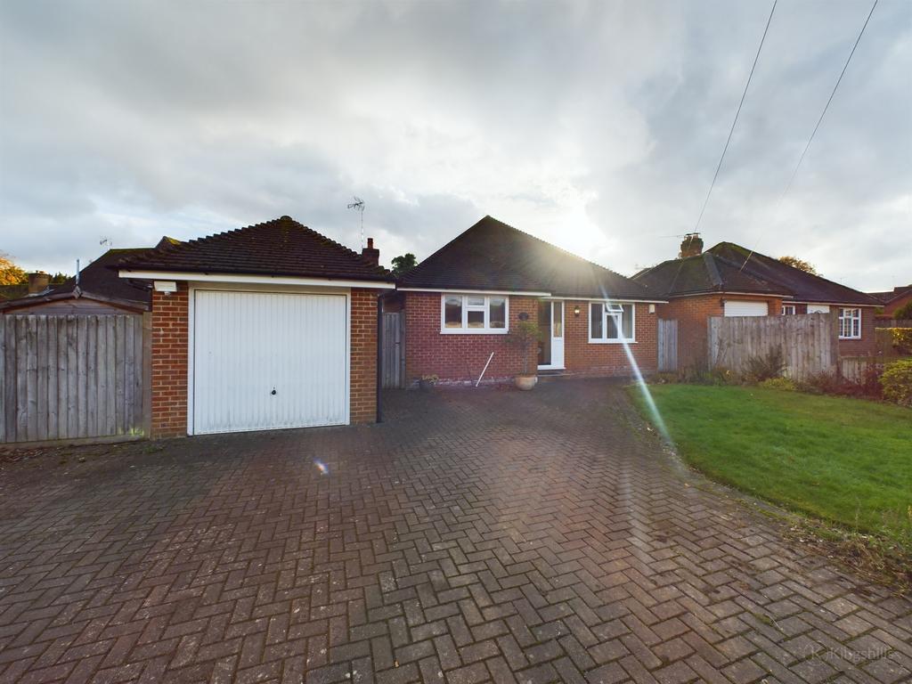 New Pond Road, Holmer Green... 2 bed detached bungalow for sale - £650,000