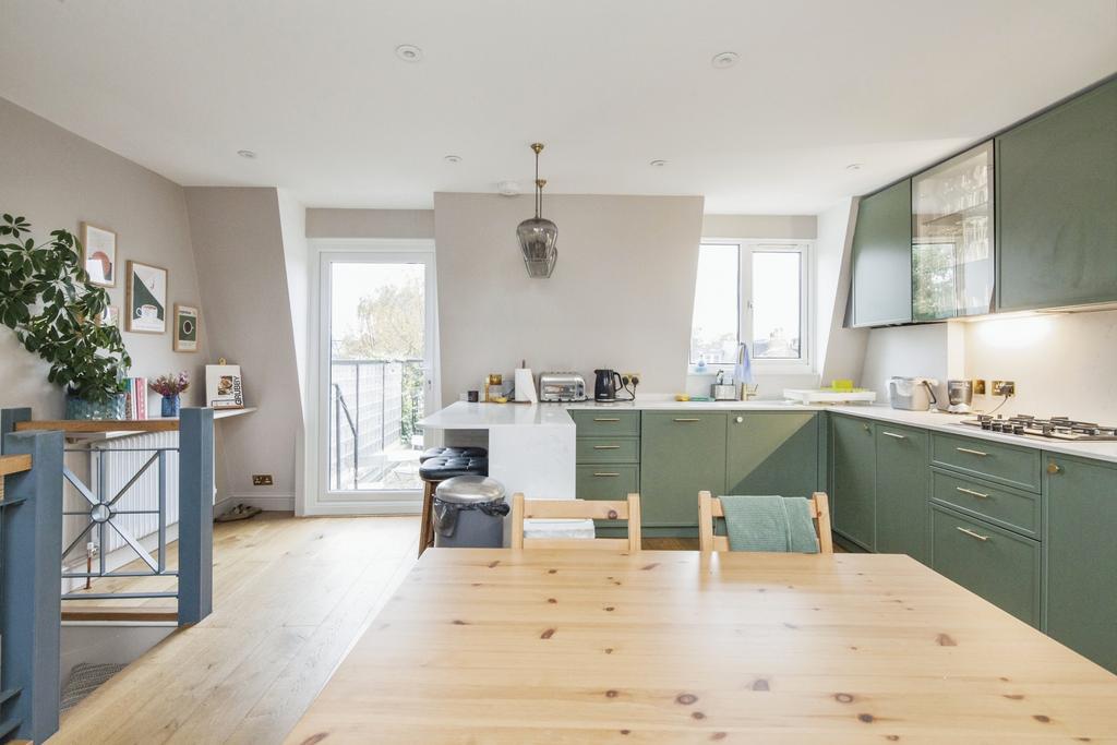 Stormont Road, SW11 2 bed apartment - £2,995 pcm (£691 pw)