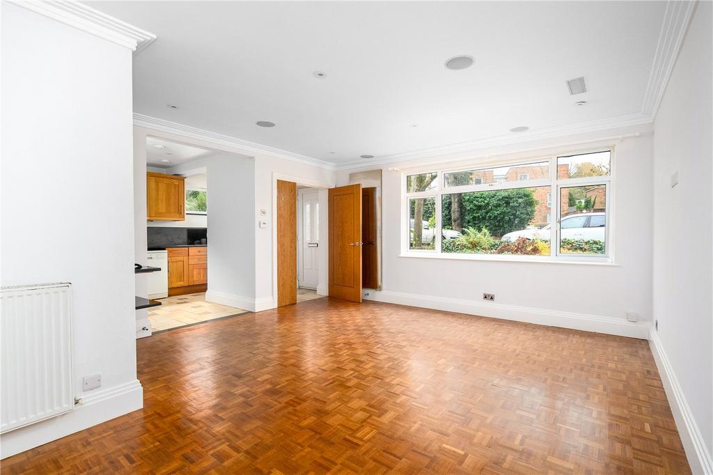 Heath Road, Weybridge, Surrey, KT13 2 bed apartment - £1,700 pcm (£392 pw)