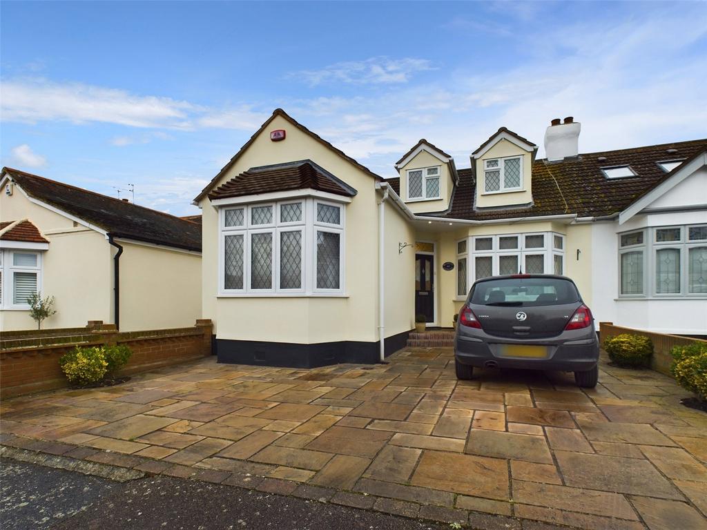 Woodhall Crescent, Hornchurch RM11 4 bed bungalow - £2,900 pcm (£669 pw)