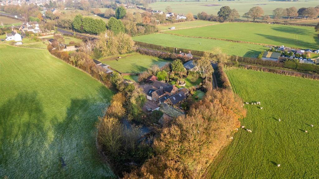 Howle Lane, Market Drayton TF9 4 bed detached house for sale - £775,000