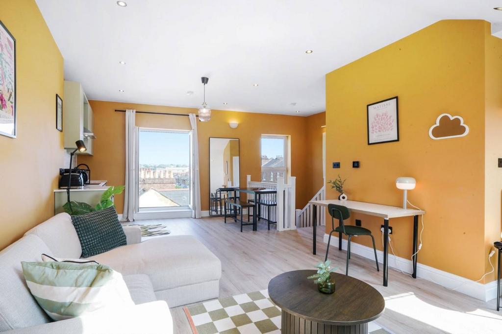 Balham High Road, Balham, London, SW12 Studio - £2,100 pcm (£485 pw)
