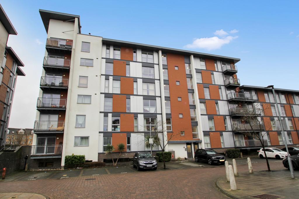 Commonwealth Drive, Crawley RH10 2 bed flat - £1,450 pcm (£335 pw)