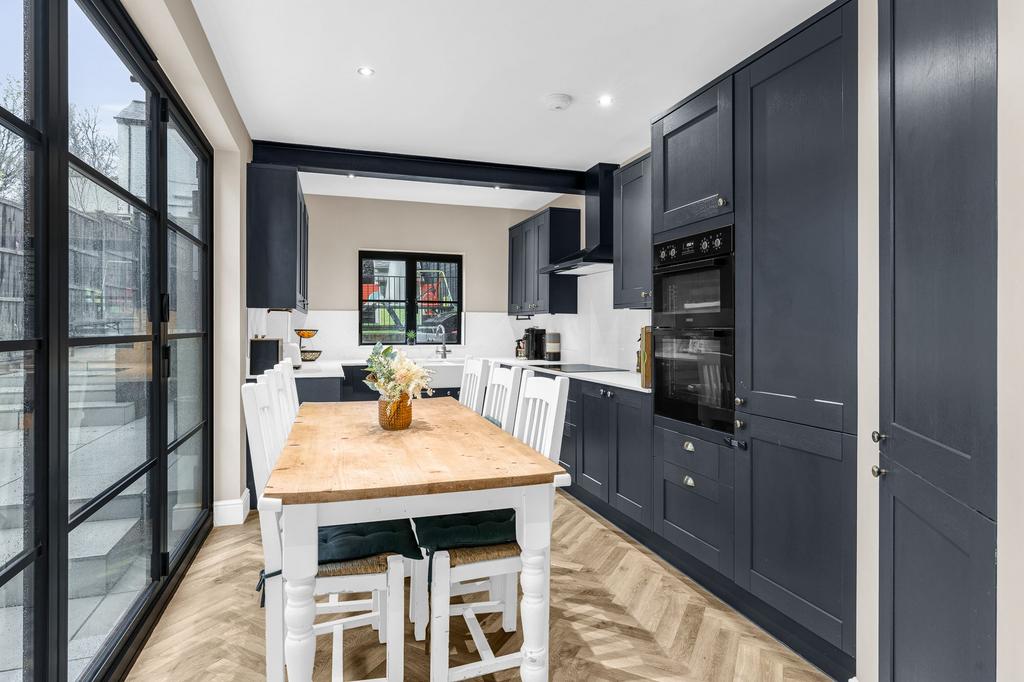 Cromwell Road, Ware SG12 4 bed semi-detached house - £650,000