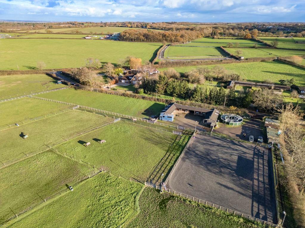 Binfield, Berkshire - 10.9 Acres Equestrian property for sale - £700,000