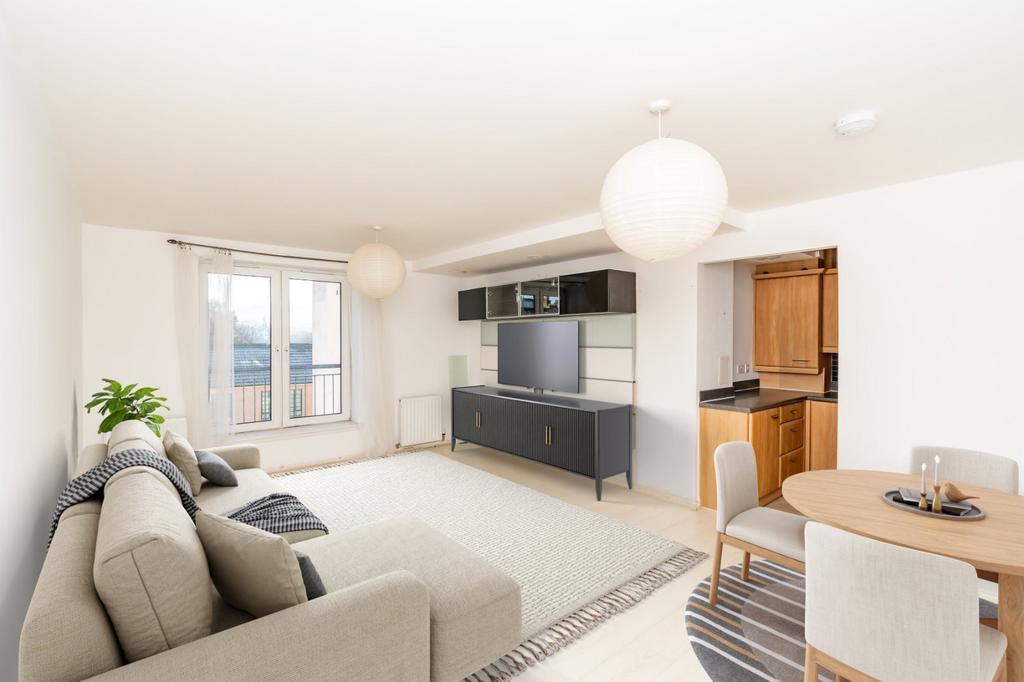 8/13 Tinto Place, Edinburgh, EH6 3 bed flat - £265,000