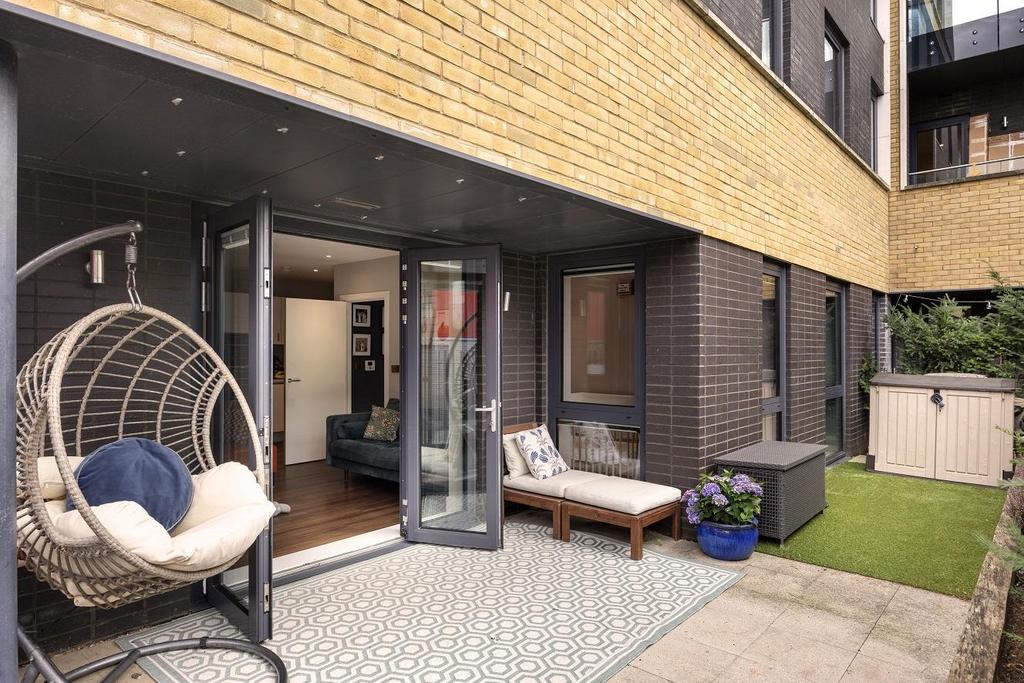 Pipit Drive, Putney, London, SW15 2 bed flat for sale - £550,000