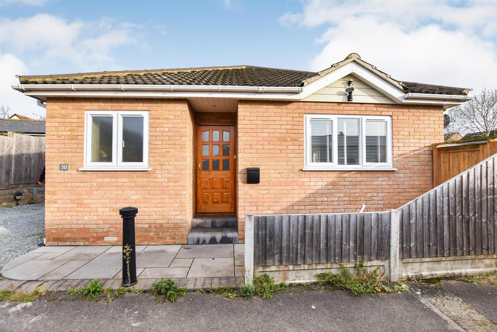 High Road, Benfleet 1 bed detached bungalow for sale - £340,000