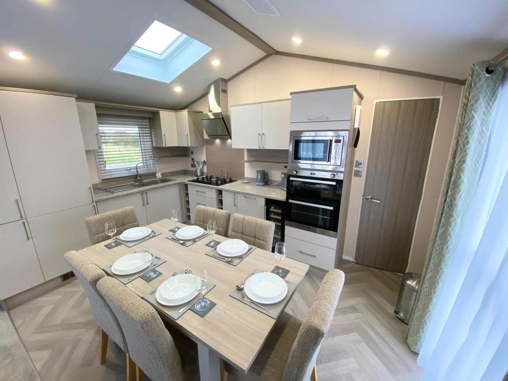 Selsey PO20 2 bed lodge - £130,000