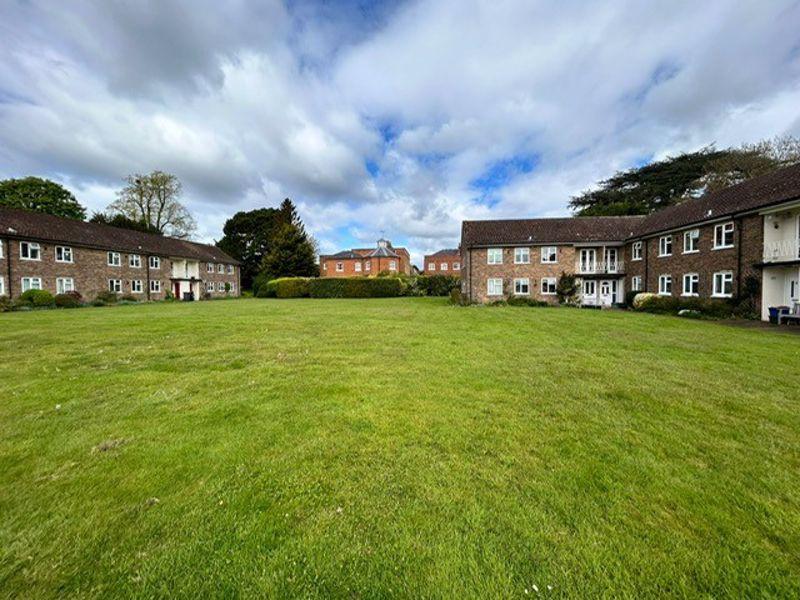 Sanderstead Court, Addington Road... 2 bed apartment - £1,400 pcm (£323 pw)