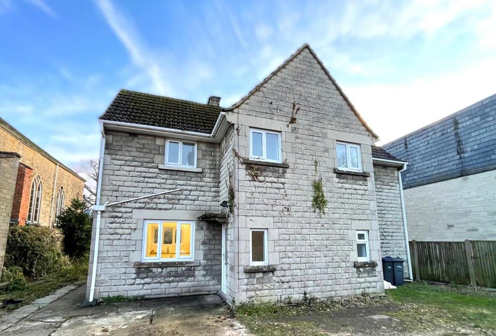 Castle Street, Calne SN11 3 bed detached house - £1,100 pcm (£254 pw)