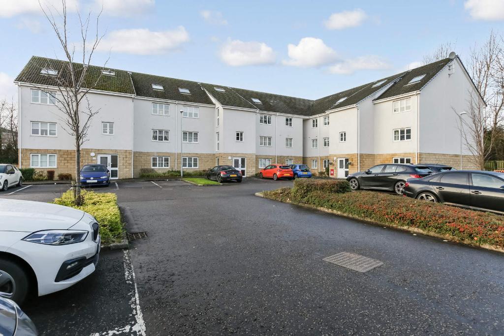 West Wellhall Wynd, Hamilton, ML3 9GA 2 bed flat - £115,000