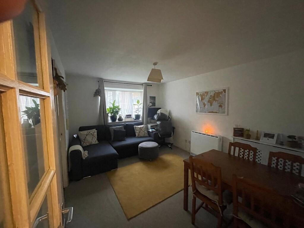 214 Mullards Close CR4 1 bed ground floor flat - £1,300 pcm (£300 pw)