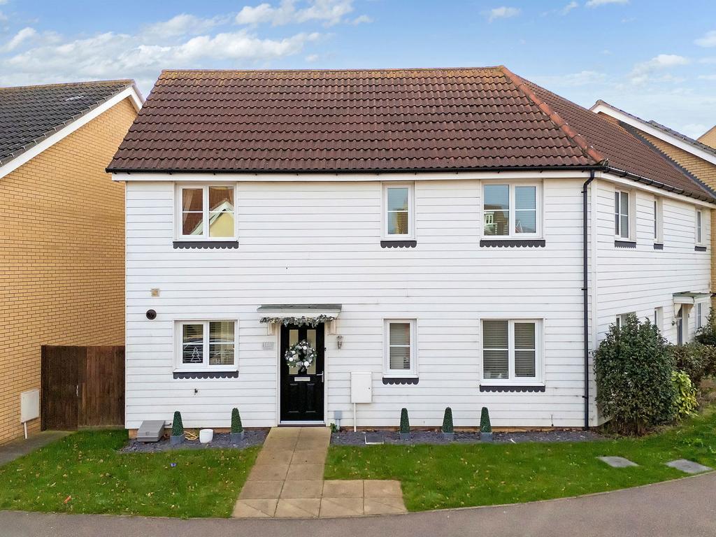 School Avenue, Basildon SS15 2 bed end of terrace house - £385,000