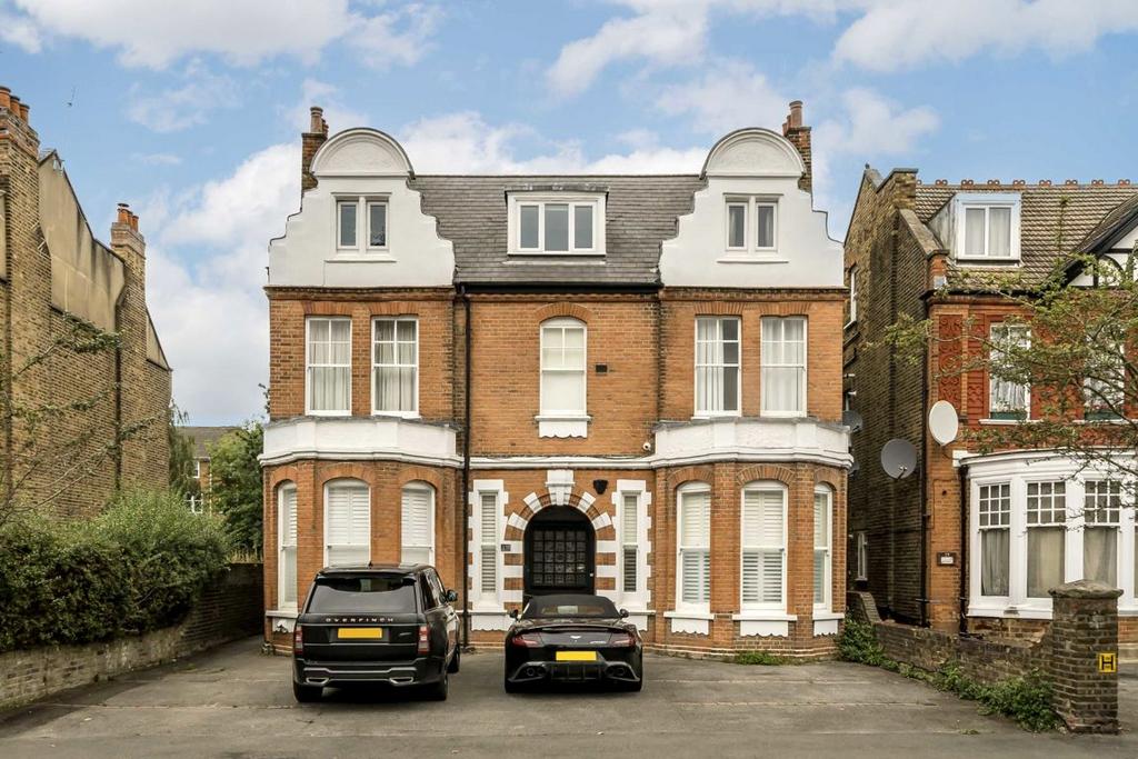 Madeley Road, London W5 3 bed flat to rent - £2,500 pcm (£577 pw)