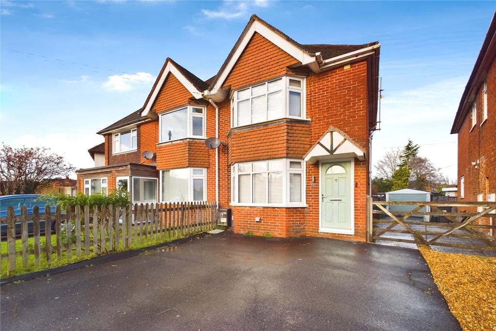 Bath Road, Thatcham, Berkshire, RG18 3 bed semi-detached house - £360,000