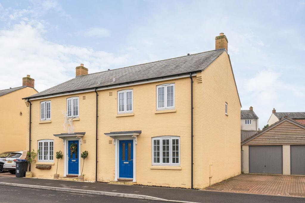 Angell Drive, Calne SN11 3 bed semi-detached house - £315,000